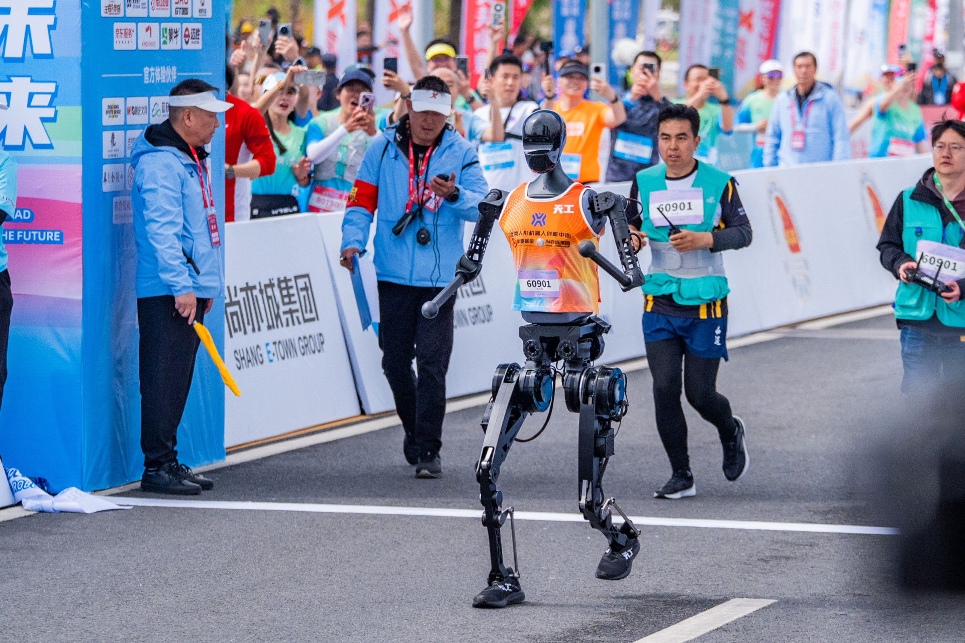 Humanoid robots run—and finish—their first half-marathon in China