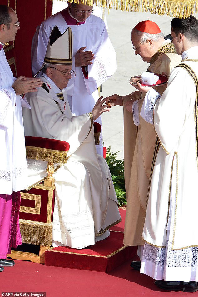 What happens to the papal ring when the pope dies?