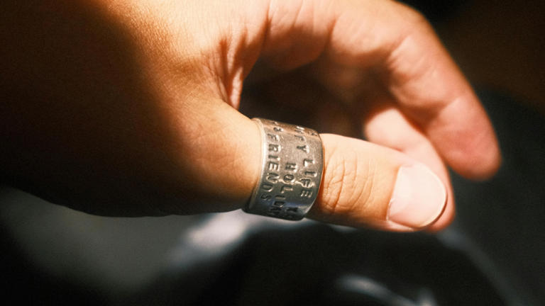 Il simbolo poco conosciuto dell'anello al pollice