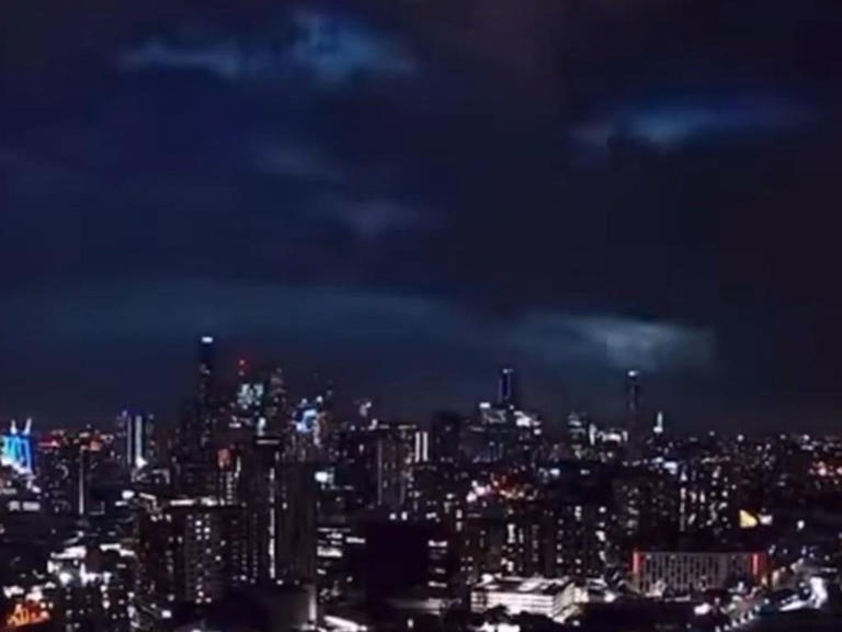 Aussies capture incredible footage of meteor