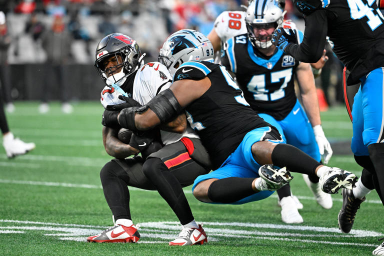 Panthers officially re-sign defensive lineman on Monday