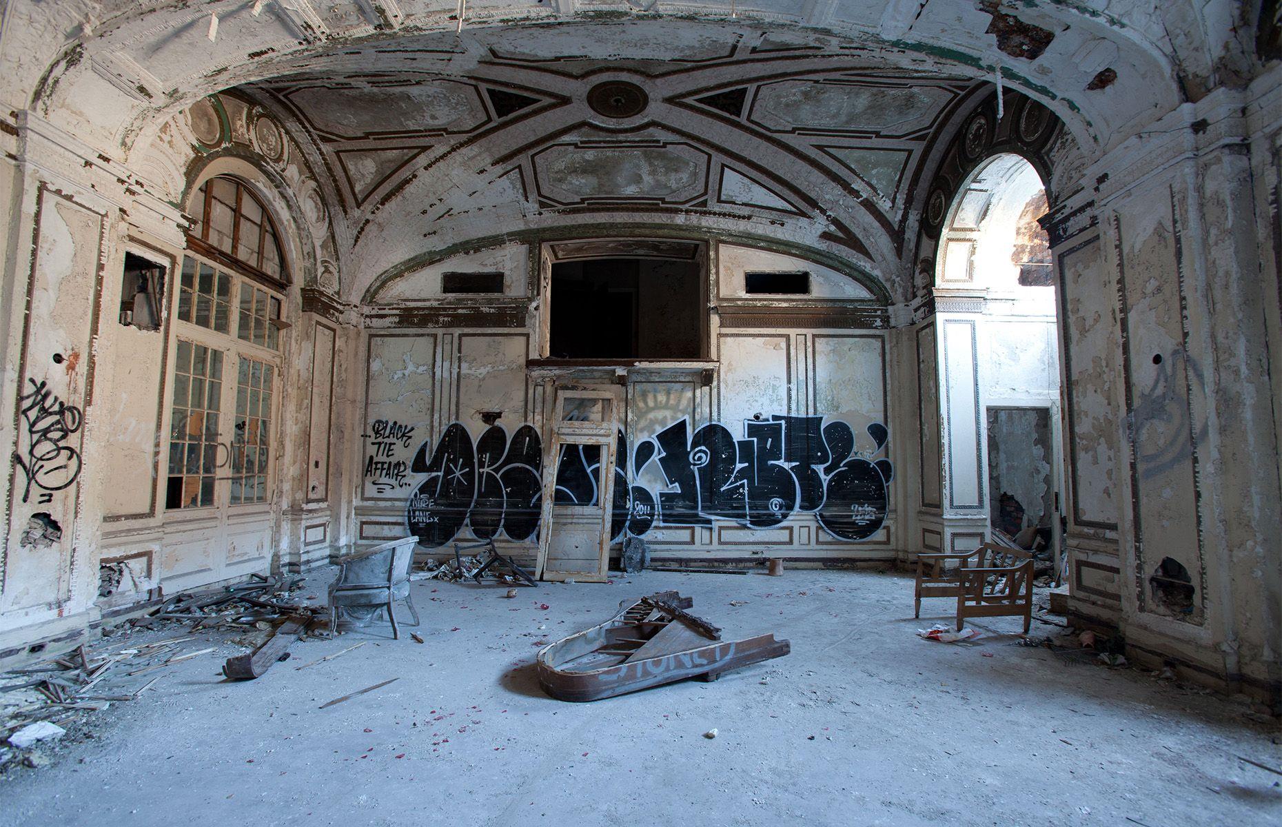 America’s Most Eerie Abandoned Hotels, Left To Rot