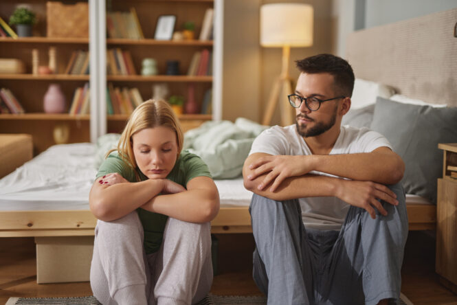 15 Signs Someone Is Emotionally Unavailable (And How To Deal With It)