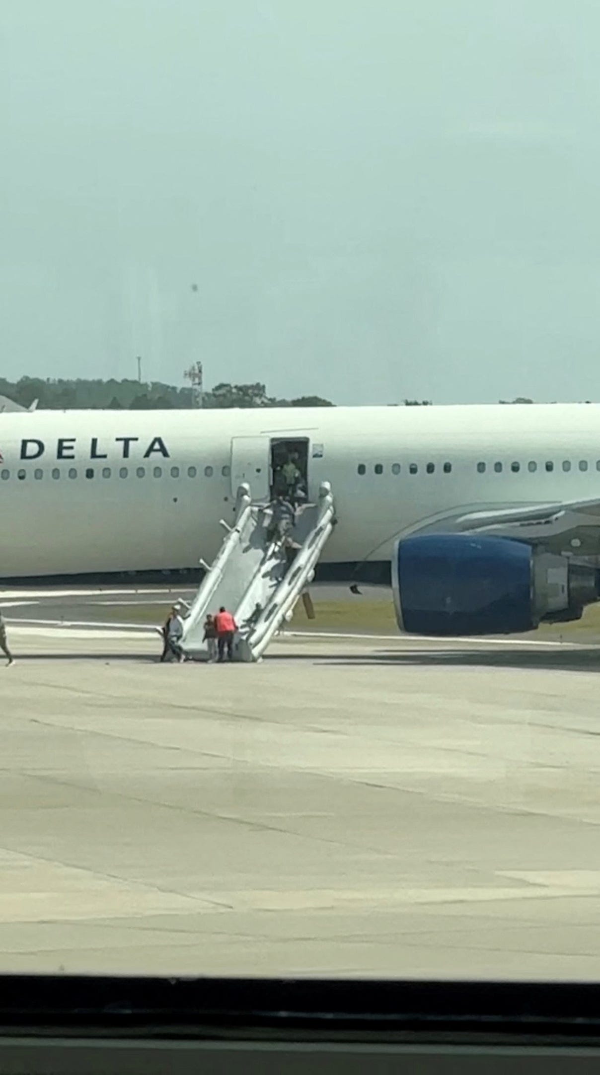 Fire on Delta flight to Atlanta forces evacuation of passengers at ...