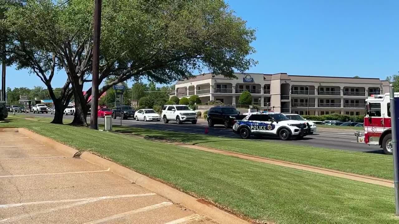 Wreck slows traffic on Troup Highway intersection in Tyler