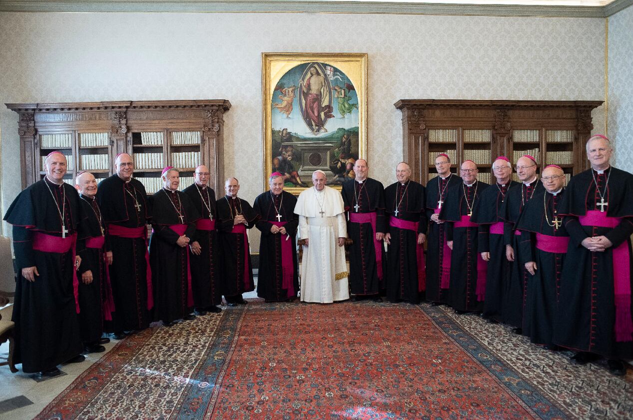 Which cardinals are seen as contenders to be the next pope?