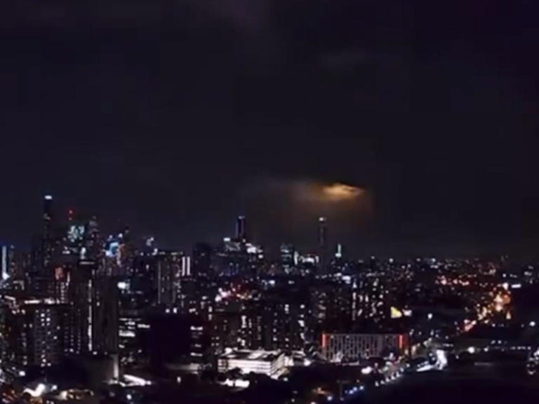 Aussies capture incredible footage of meteor