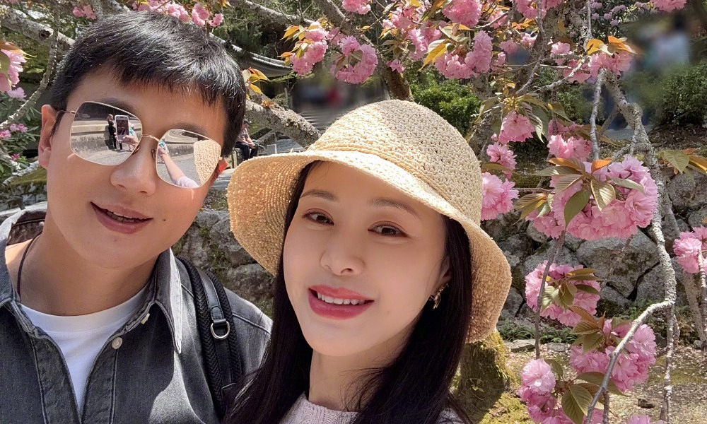 Chinese celebrities Tong Dawei, Guan Yue visit Japan to celebrate 17th wedding anniversary