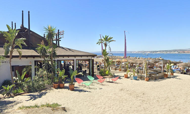 British tourist is shocked to be charged extra for two ICE CUBES at ...