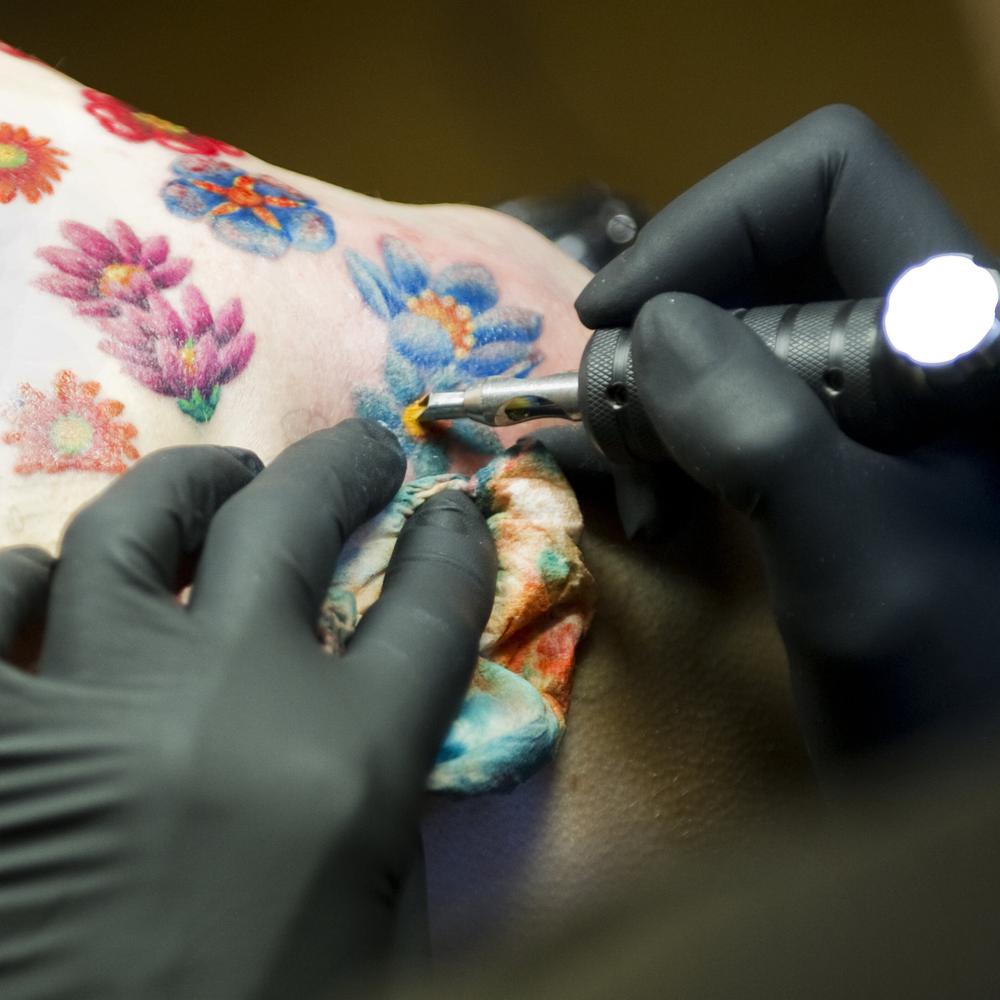 Unterschätzte Reaktion im Körper: Tattoos beeinflussen die Wirksamkeit ...