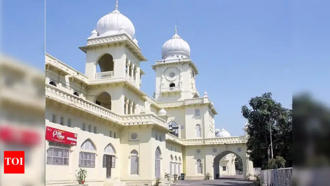 Lucknow University students demand better facilities, extended library ...
