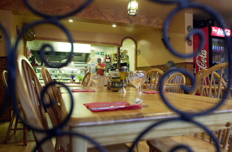 22 of the best photos showcase Leeds cafe culture in the early 2000s