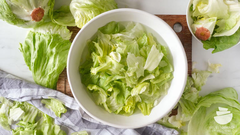 Eisbergsalat waschen