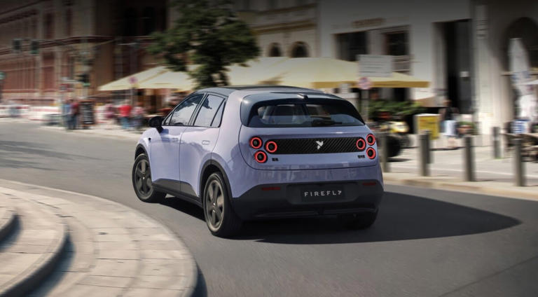 On a vu la Firefly Rally, l’impressionnante voiture électrique chinoise ...