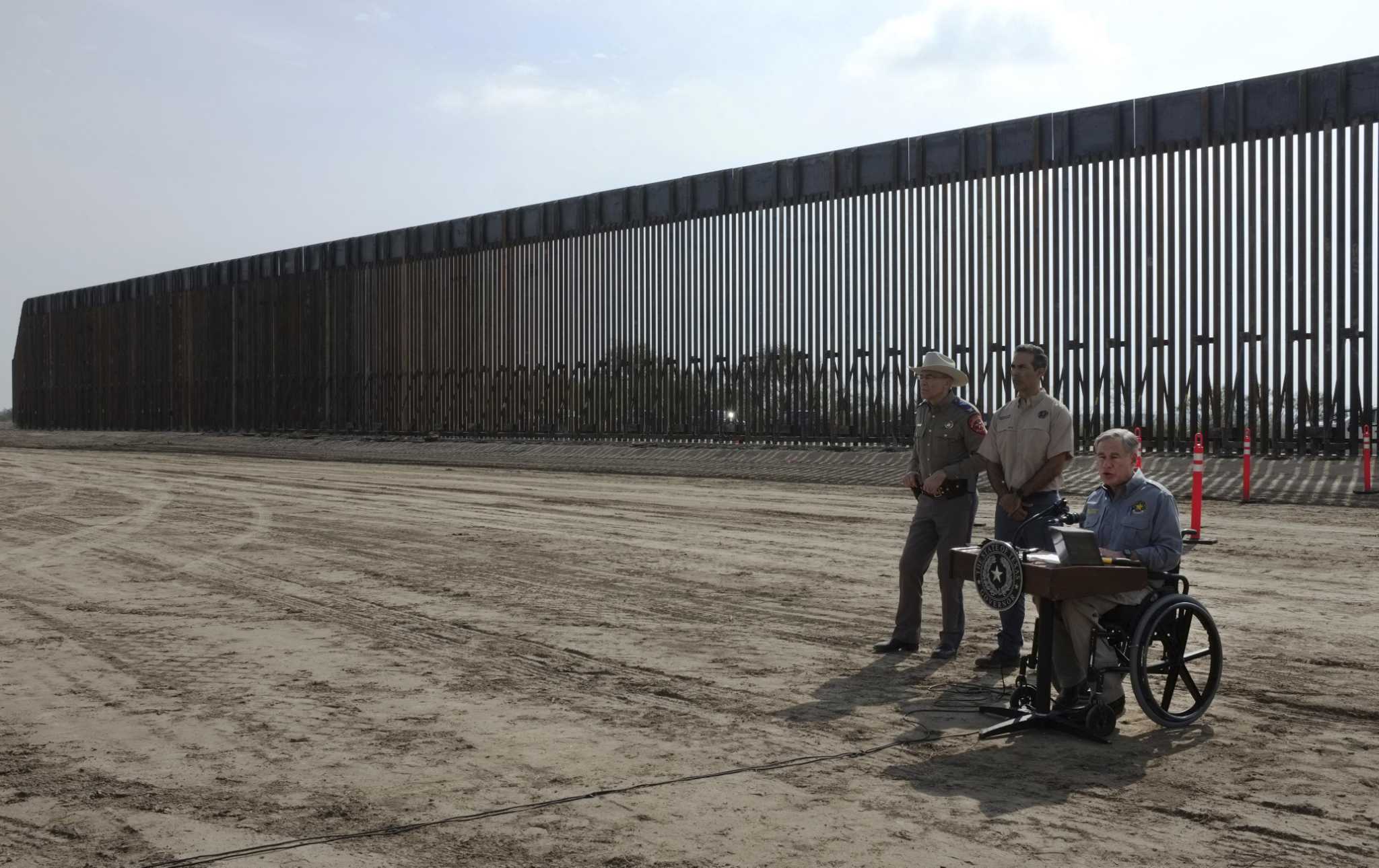 Gov. Greg Abbott expands Texas border wall in new deal with Laredo ...