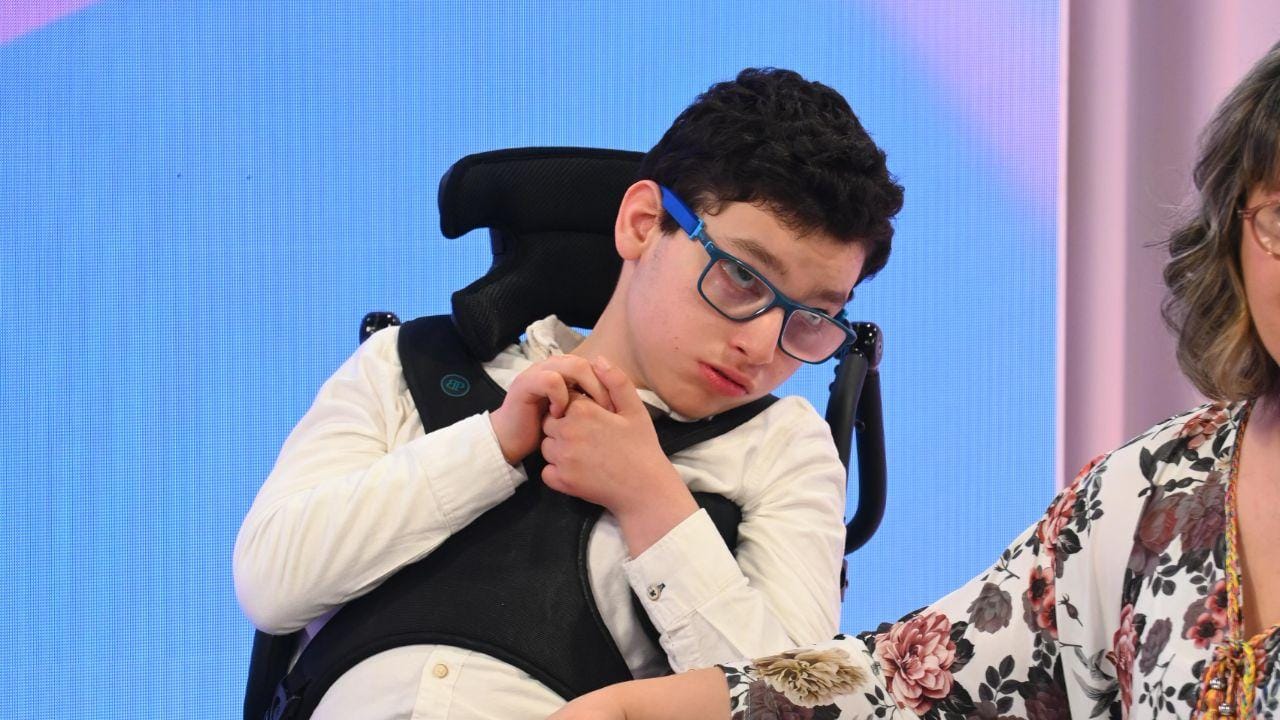 Ricardo tem 14 anos - Não anda, ouve mal, só vê vultos e é alimentado ...