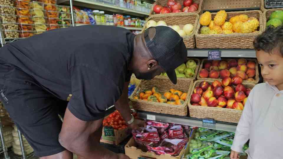 Teaching My Son To Eat Healthy - Kali Muscle