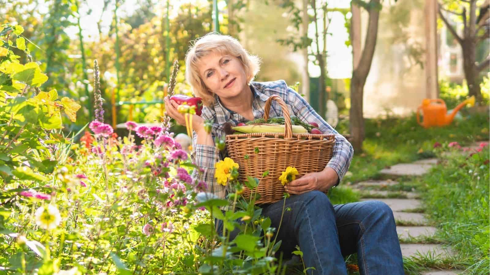 10 Crops That Thrive in Tiny Backyard Spaces