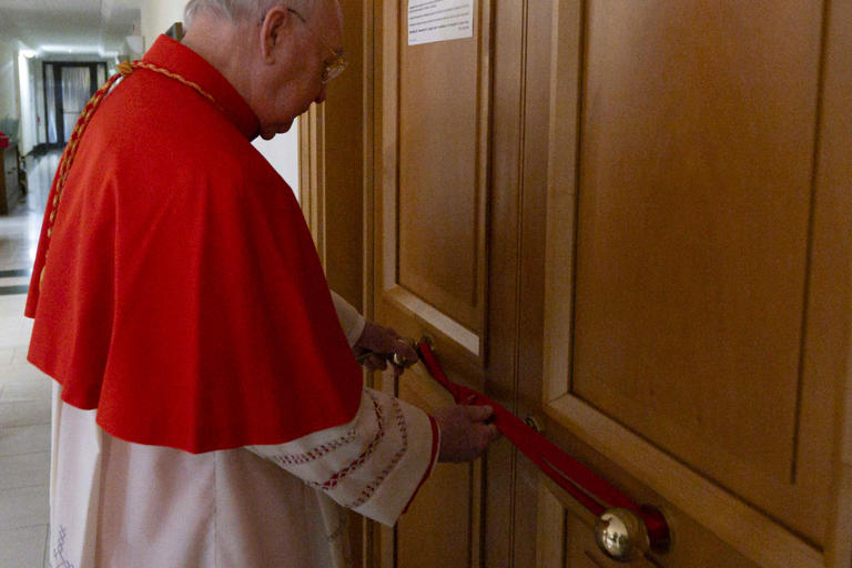Conclave to select new Pope to include Vatican lock-in, days of ...