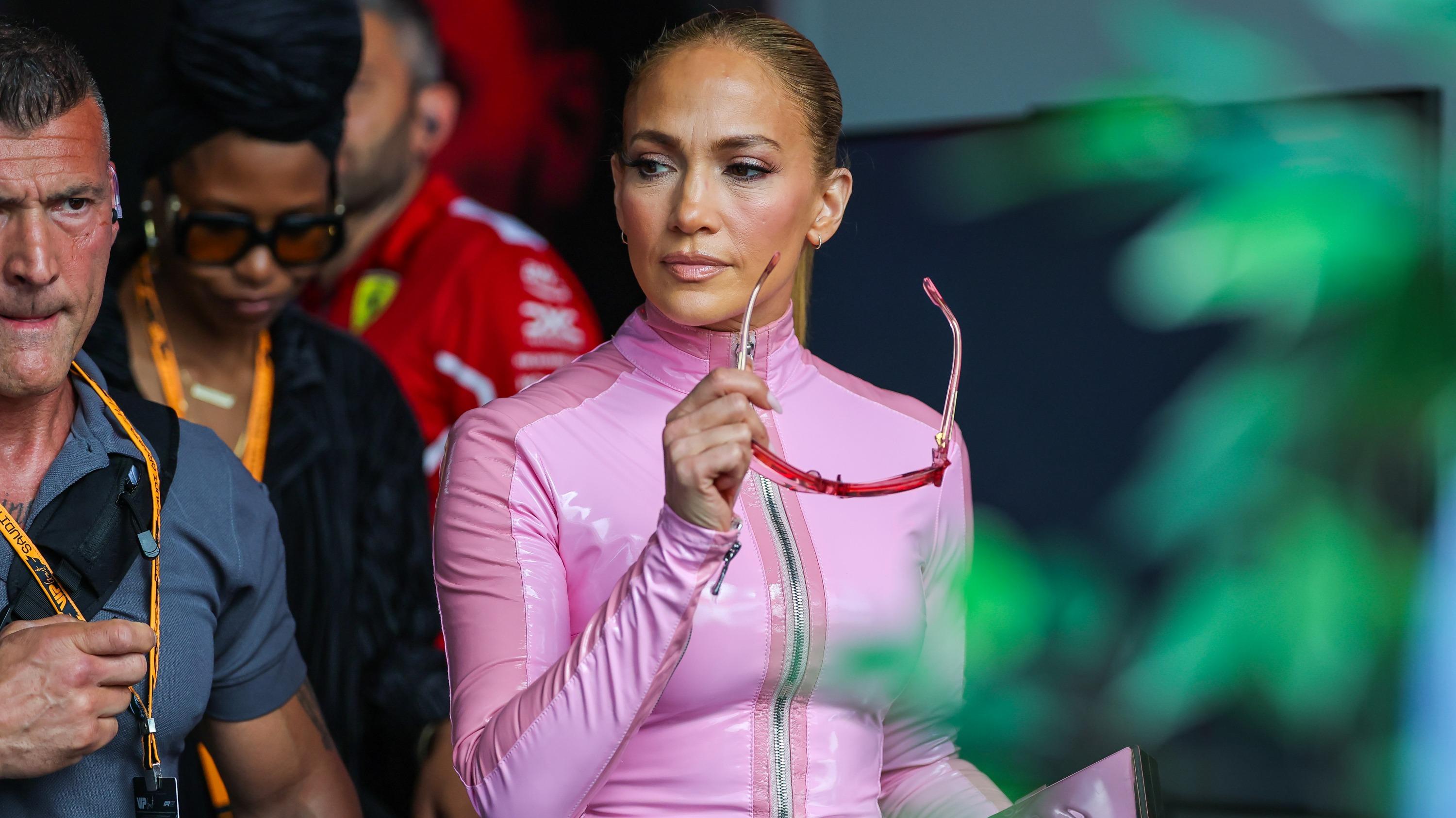 En combinaison moulante de latex rose, Jennifer Lopez signe une ...