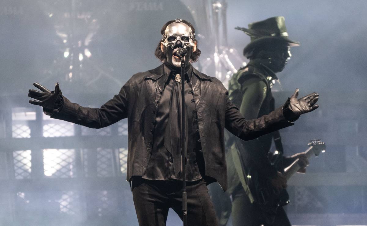 Fãs dos Ghost esperam horas na fila devido à proibição de telemóveis no ...