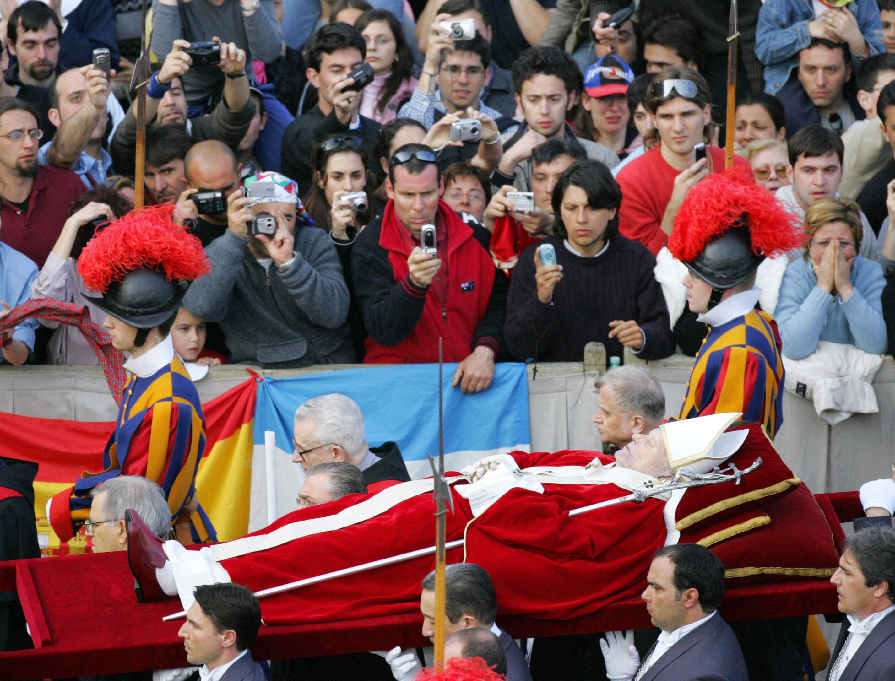 Mort de François : cérémonie « hors norme », rite bousculé… à quoi ...