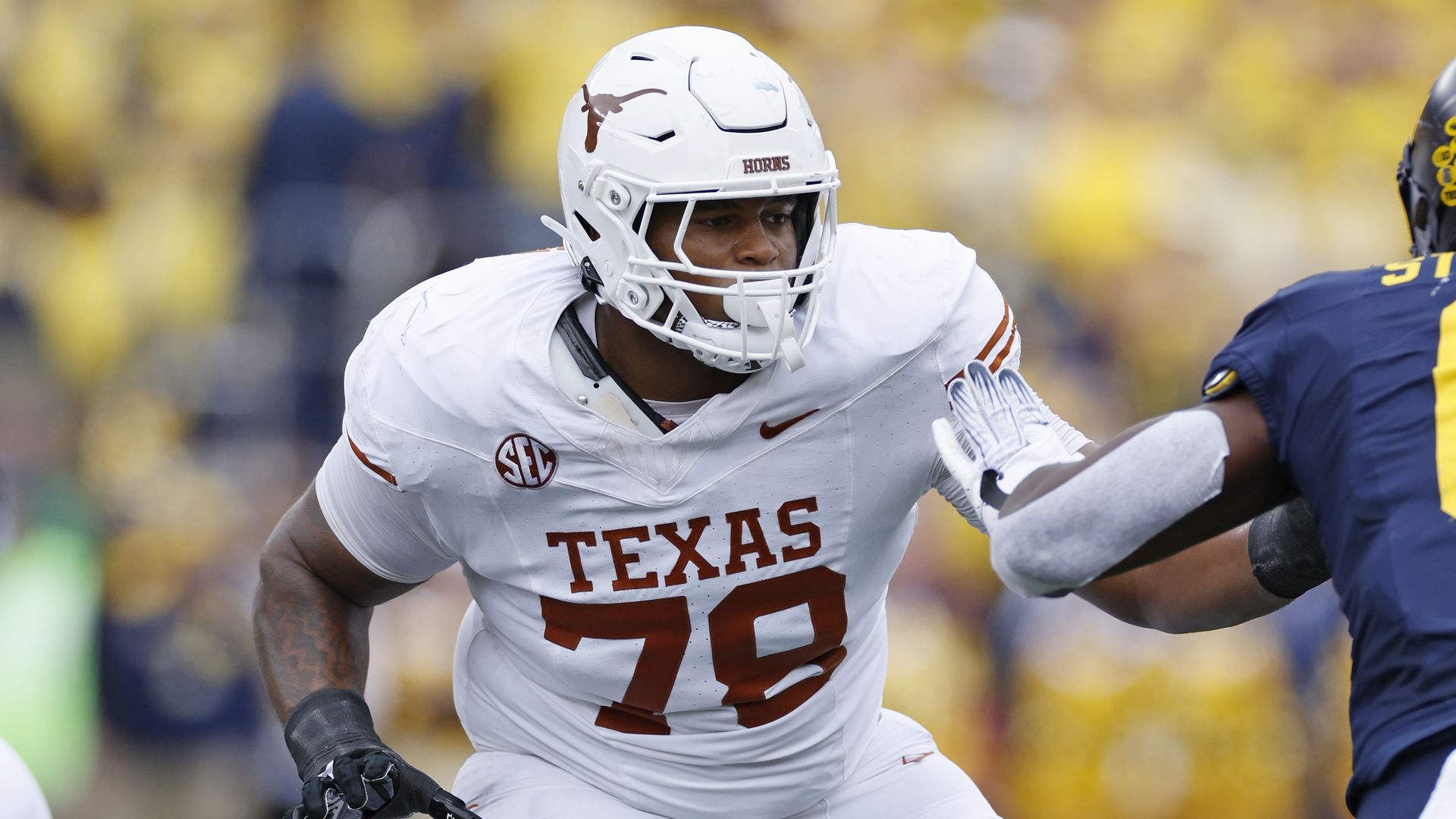 Patriots reportedly hosted projected first-round OT Kelvin Banks Jr. on ...