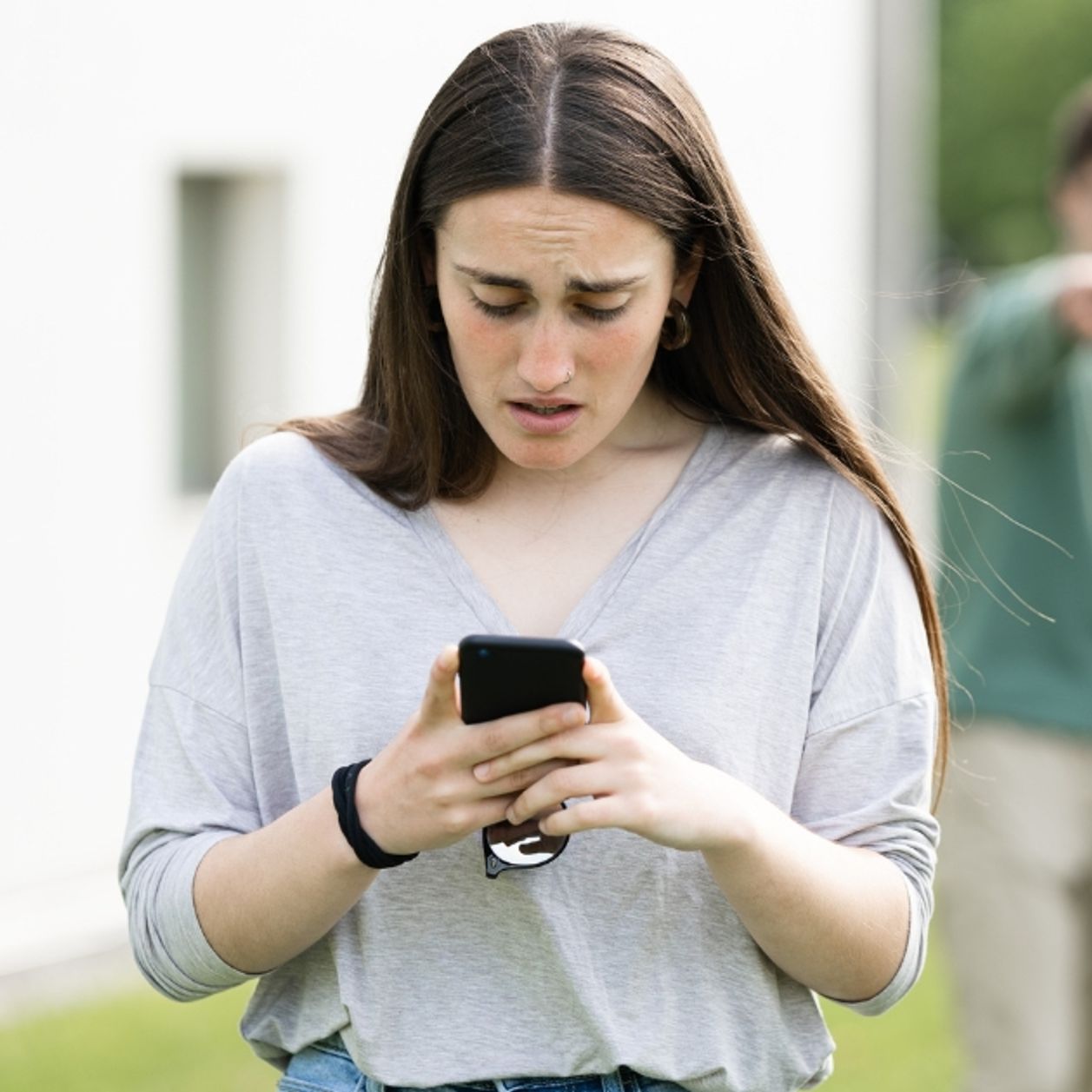 Cette maman découvre la vidéo de "revenge porn" dont sa fille est ...