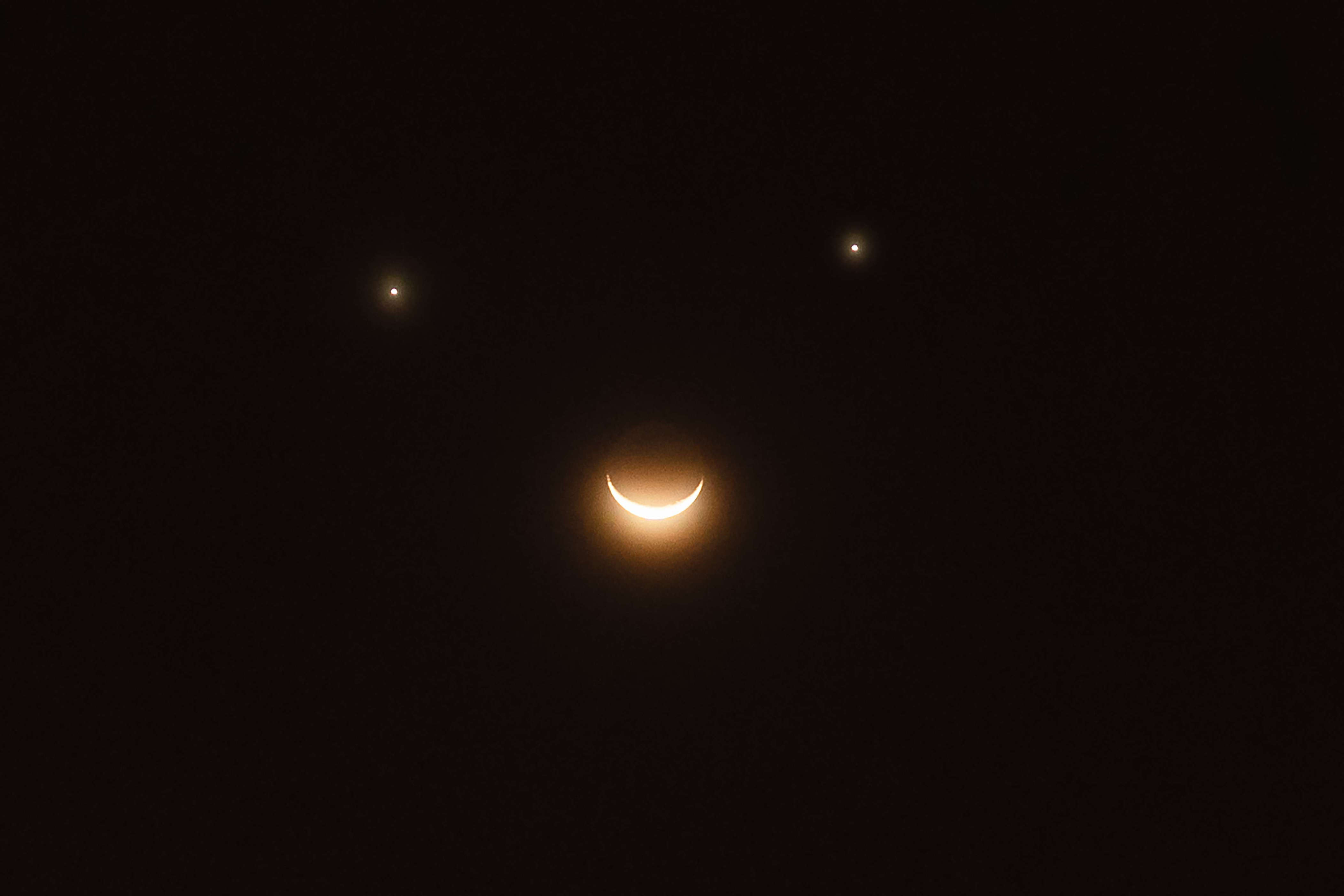 The Moon, Venus, and Saturn Will Form a 'Smiley Face' Alignment This ...