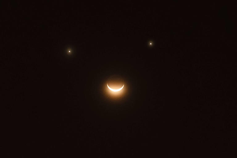 The Moon, Venus, and Saturn Will Form a 'Smiley Face' Alignment This ...