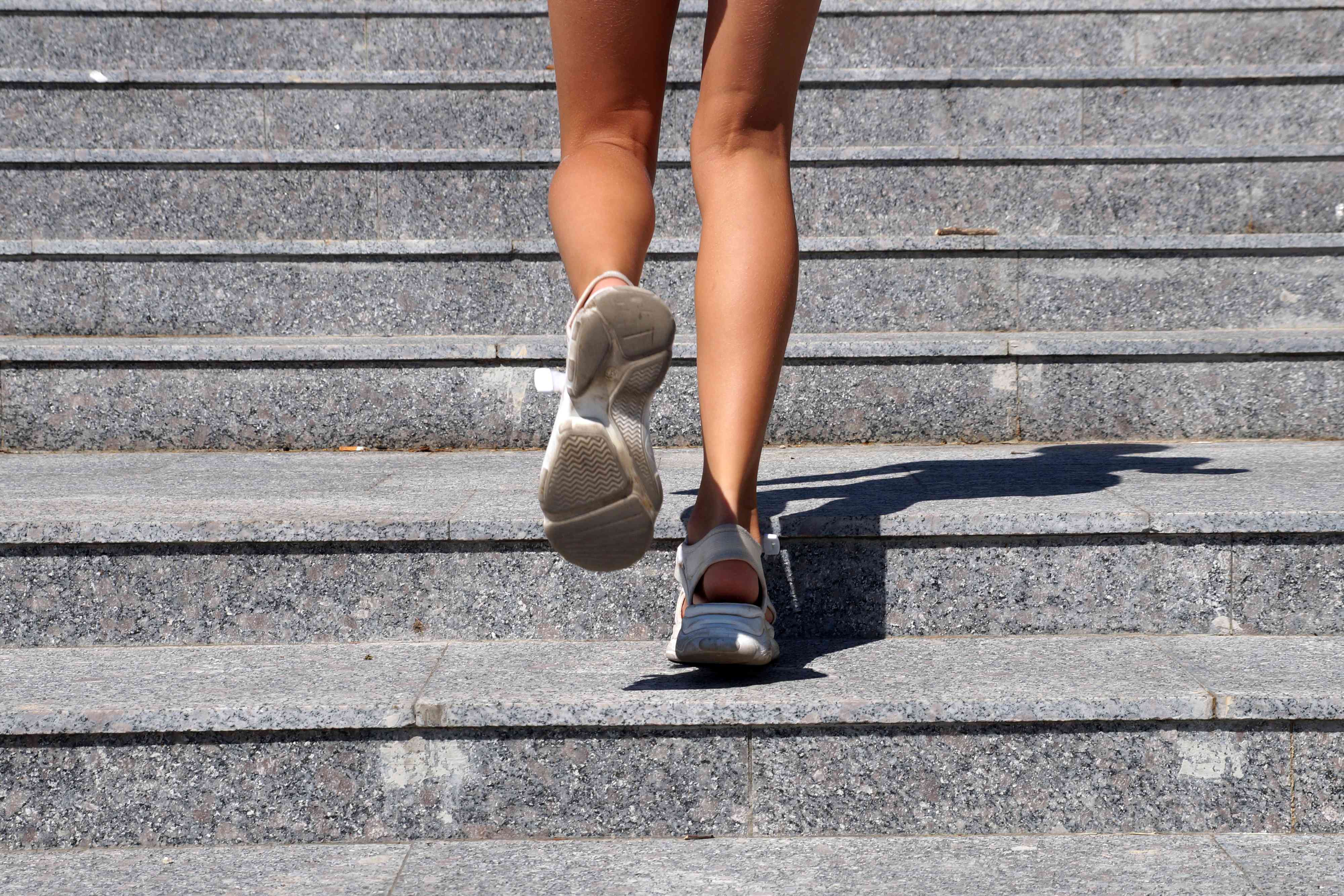 7 common causes of pain in back of knee when walking