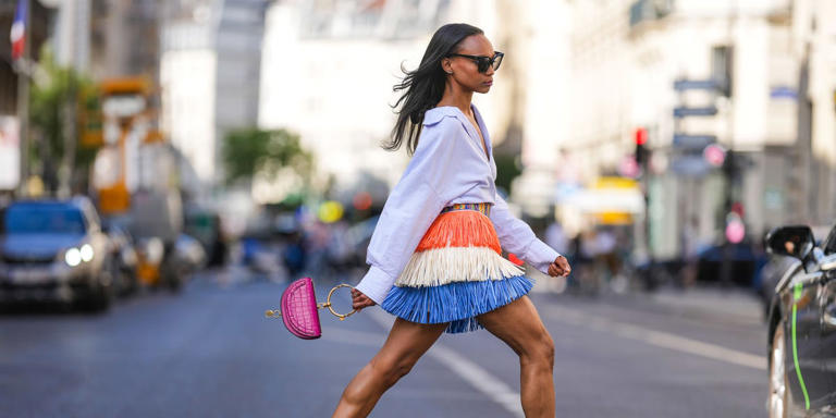 Una entrenadora personal muestra el sencillo ejercicio de piernas que ...