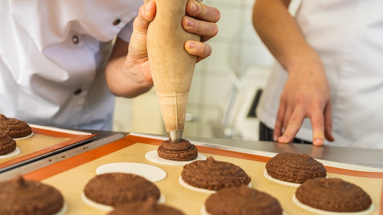 The Simple, No-Tool Hack To Tie Piping Bags In Seconds