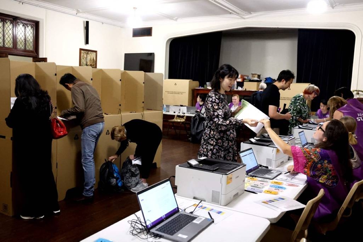 Australians start voting in shadow of pope's death