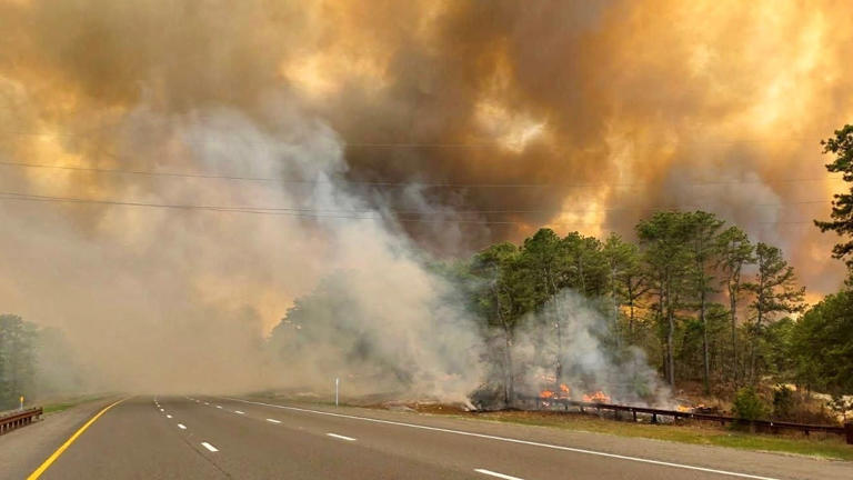 Thousands evacuate as New Jersey wildfire explodes in size, closes part ...