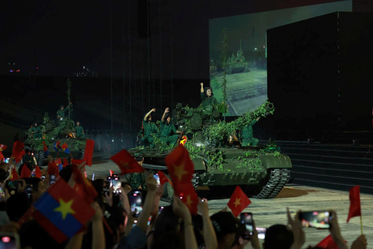 Hàng nghìn khán giả xúc động khi xe tăng T54 tiến vào sân Mỹ Đình ở Hẹn ước Bắc Nam