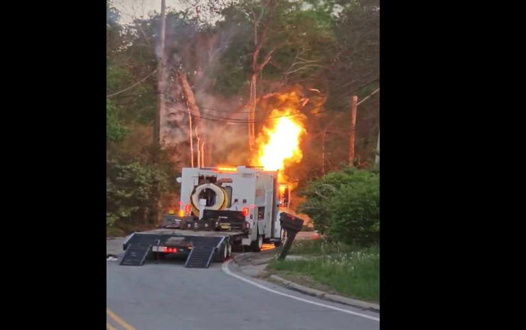 Gas main rupture ignites fire in Kansas City neighborhood, injuring two ...