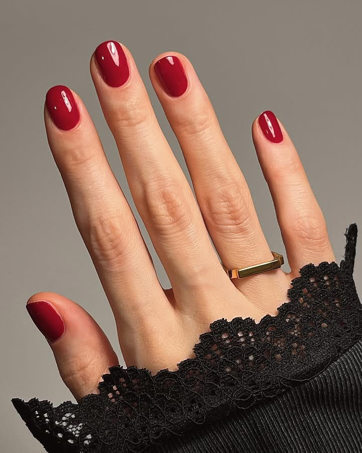 Lisa Just Co-Signed Selena Gomez's Go-To Date-Night Nail Color—I'm ...