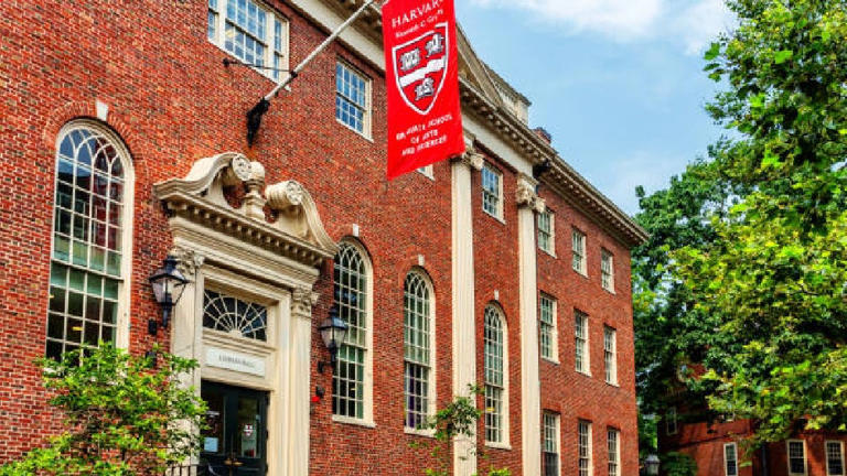 Harvard demanda a Trump por recorte de fondos