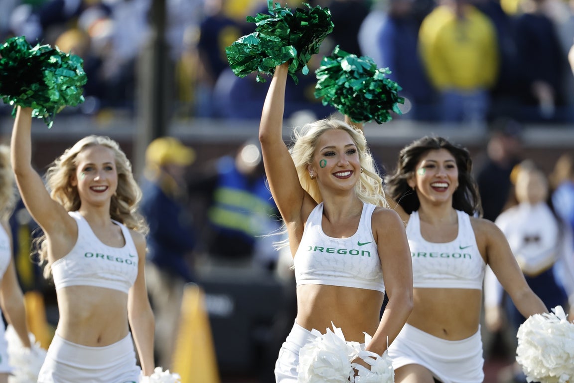 Stunning photos of Oregon Ducks college cheerleaders