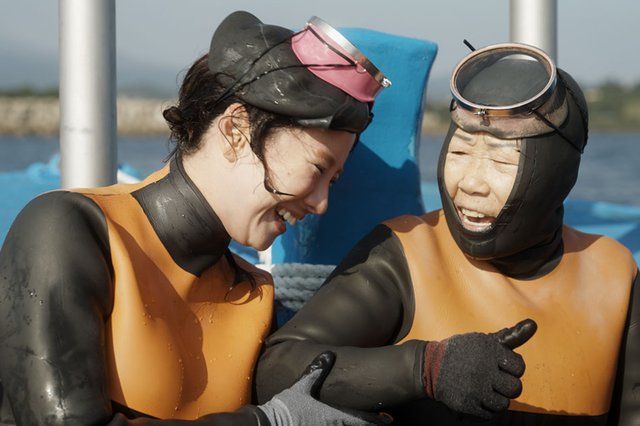 'Running Man' star Song Ji-hyo dives with Jeju sea women in new series
