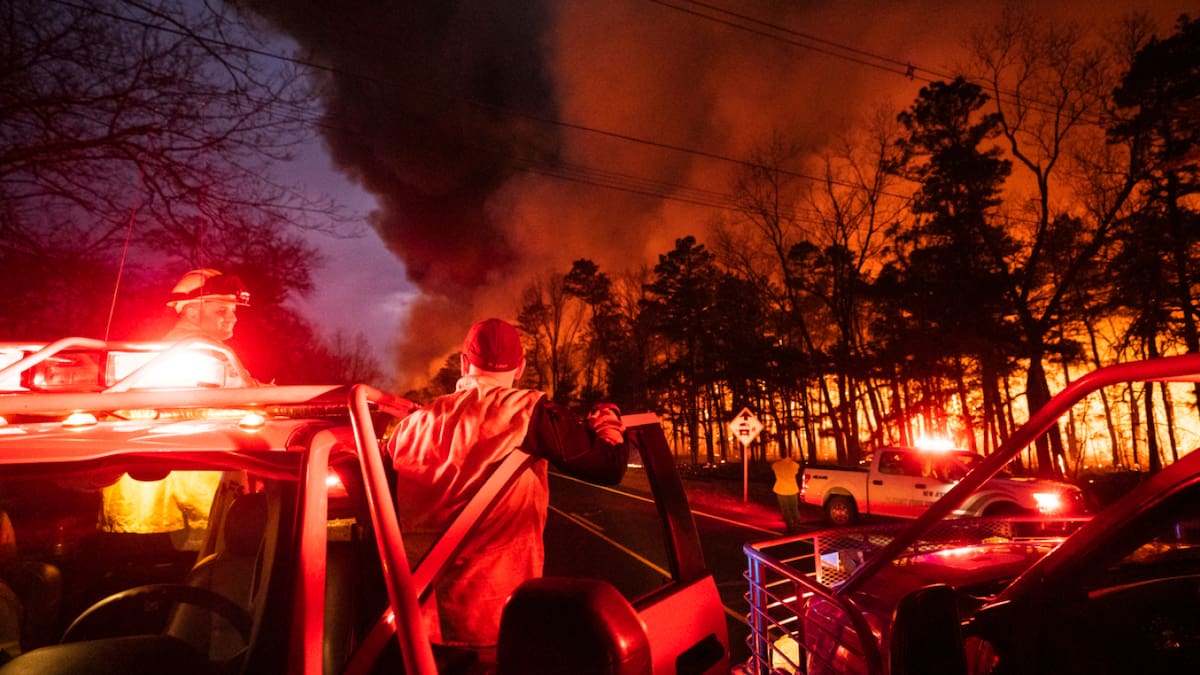 3000 hectares ravagés: Des milliers d'évacuations à cause d'un feu de ...