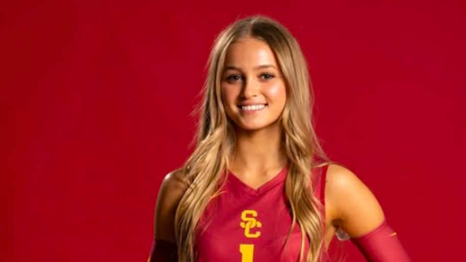 Lane Kiffin’s daughter Presley sports USC T-shirt in volleyball team photo