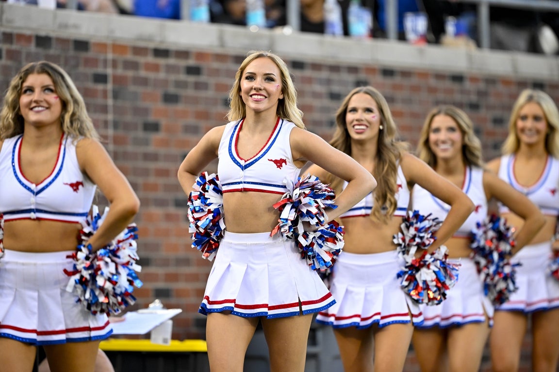 Amazing cheerleader photos from the 2024 college football season