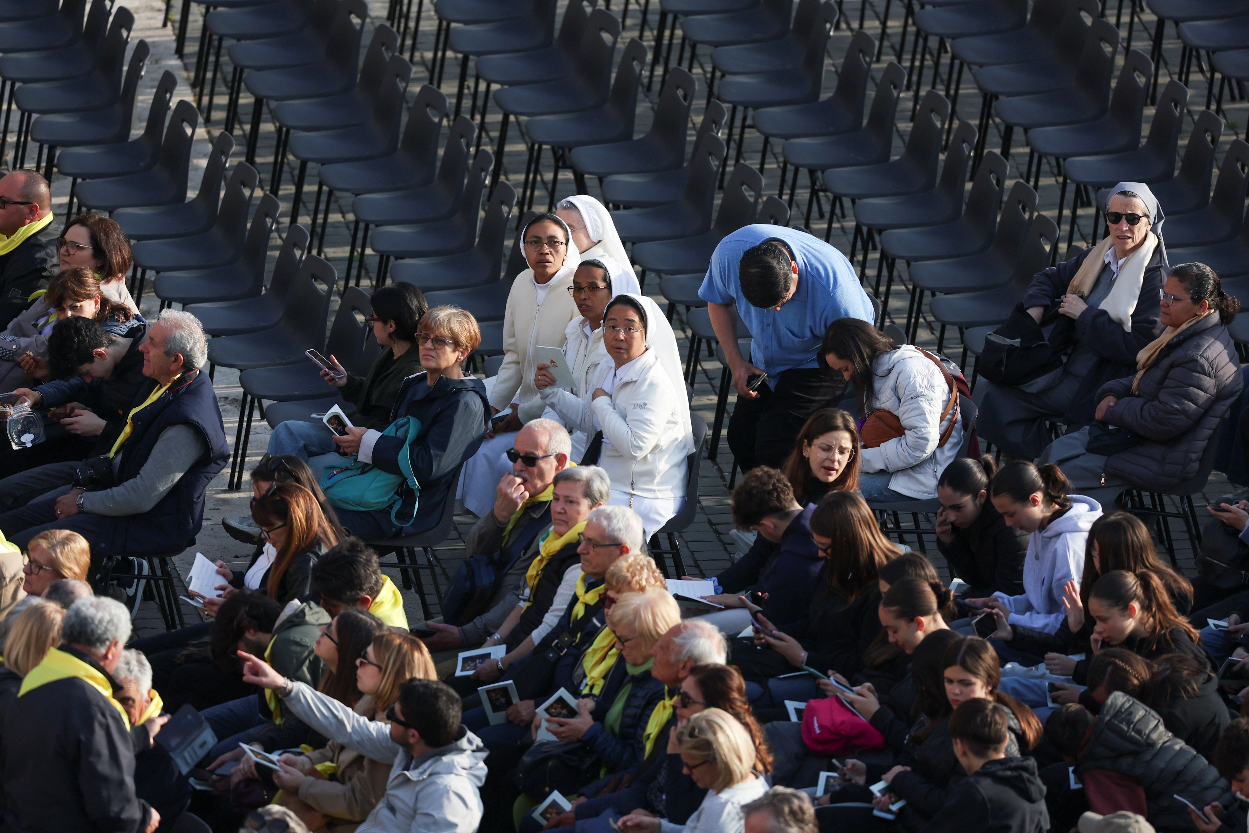 Pope Francis death latest: 20,000 mourners gather at St Peter's ...