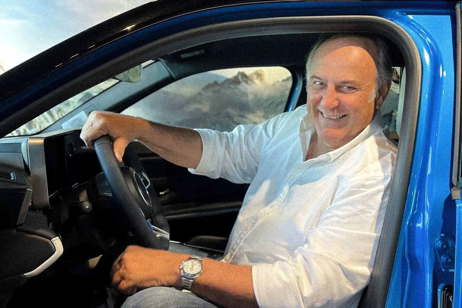 Gerry Scotti ritira la sua nuova auto elettrica francese