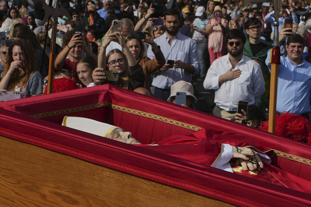 AP PHOTOS: Body of Pope Francis arrives at St. Peter’s Basilica ...