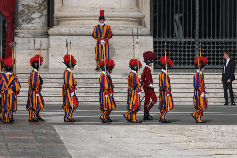 Pope Francis death latest: 20,000 mourners gather at St Peter's ...