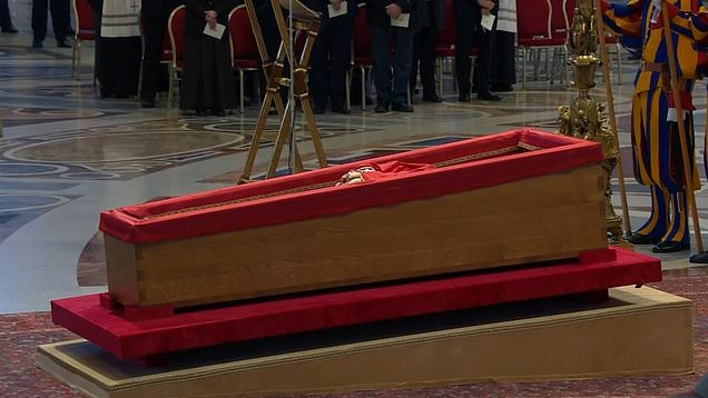 Procession moves Pope Francis' body from private casket resting to ...