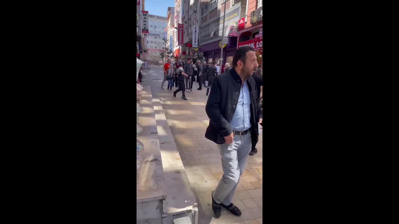 Istanbul earthquake sparks panic as locals run into the street